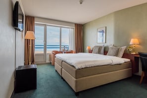 Minibar, cofre no quarto, secretária, berços/camas para crianças 