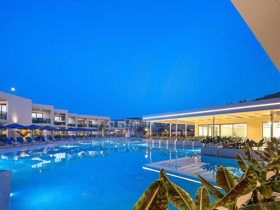 Piscina externa sazonal, funciona das 9h às 19h, espreguiçadeiras
