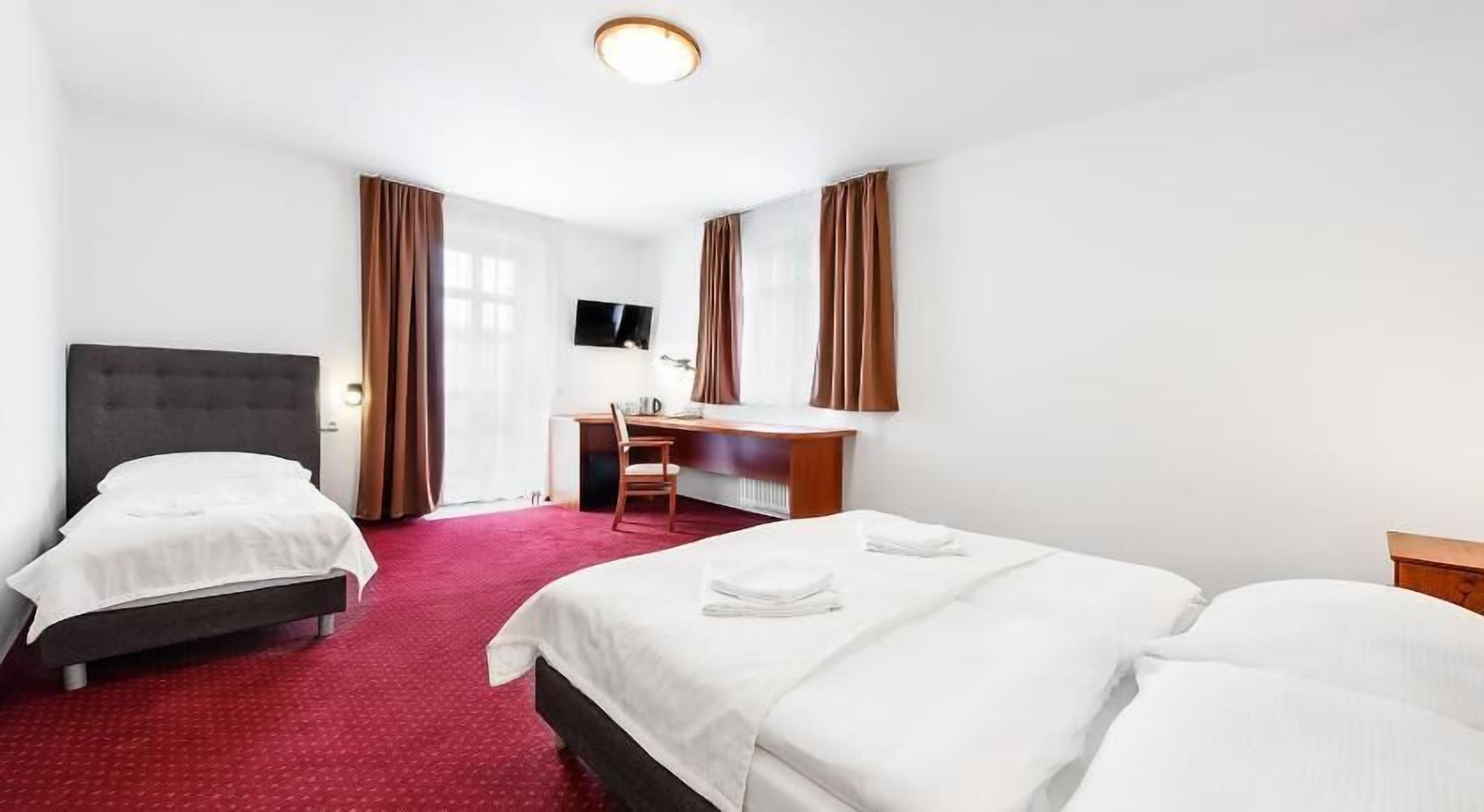 Cofre no quarto, secretária, cortinas/cortinados opacos 