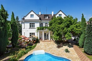 Piscina exterior, espreguiçadeiras 