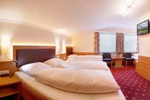 Quarto quádruplo conforto | Roupas de cama premium, edredons de pluma, cofres nos quartos
