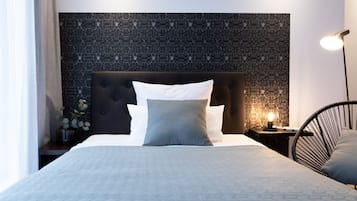 Quarto solteiro superior | Cofres nos quartos, escrivaninha, cortinas blackout