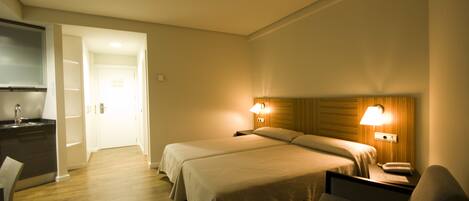 Cortinas/cortinados opacos, berços/camas para crianças grátis