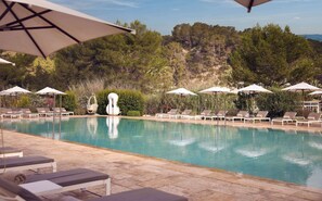 3 piscinas exteriores, guarda-sóis, espreguiçadeiras