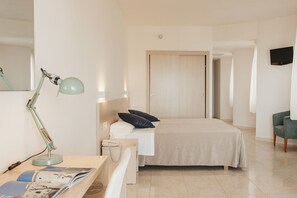 Quarto casal ou duplo | Cofres nos quartos, escrivaninha, berços grátis, Wi-Fi de cortesia