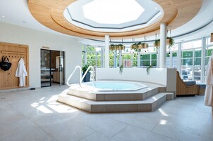 Banheira de hidromassagem interior