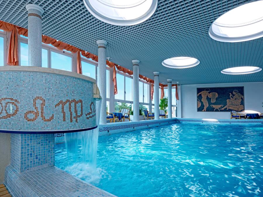 Piscina interna, piscina externa, funciona das 8h às 19h, guarda-sóis