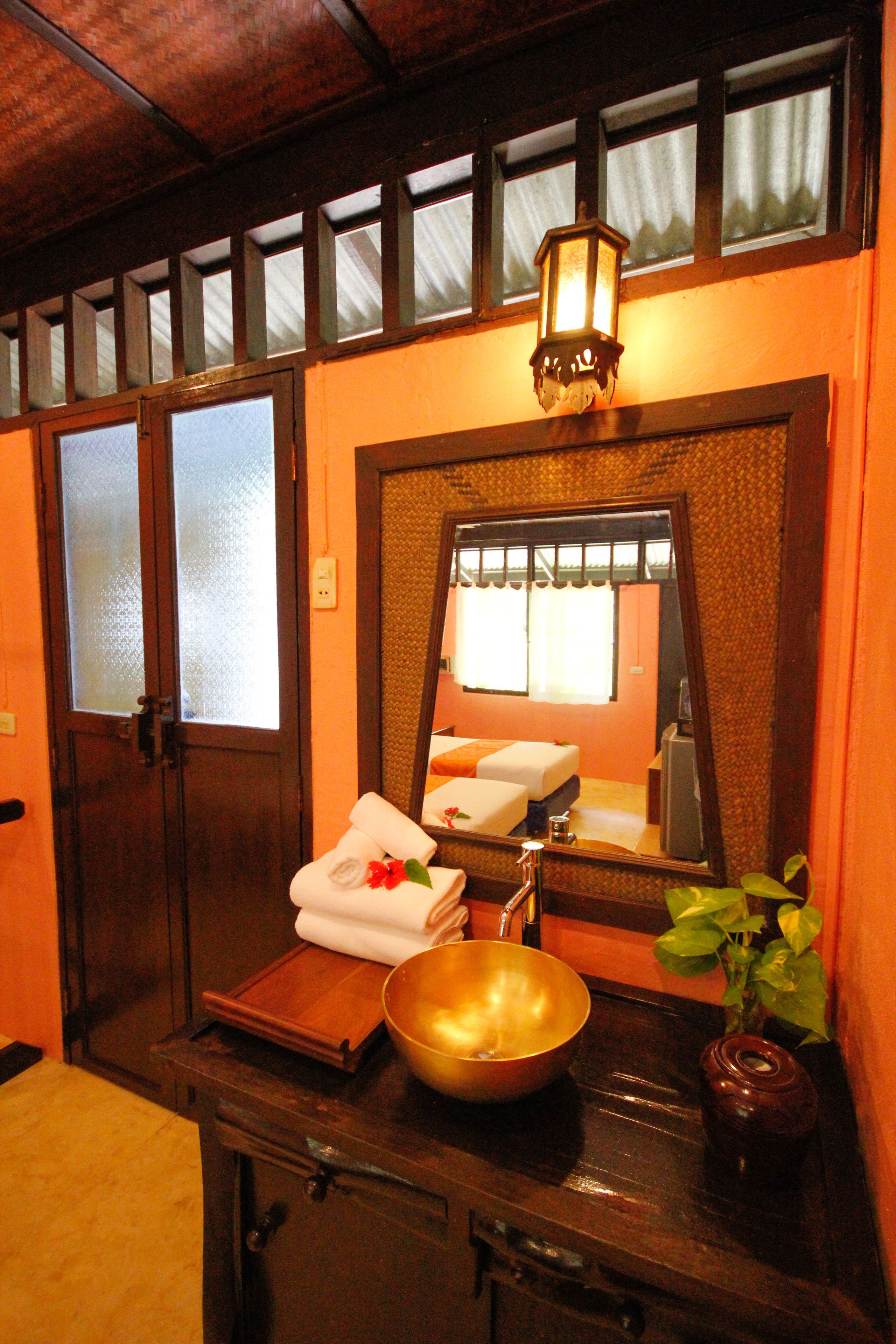 Quarto Duplo Standard, vista para o jardim | Lavatório na casa de banho