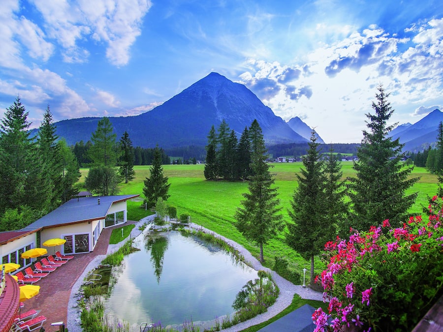 Piscina interior, 2 piscinas exteriores, guarda-sóis, espreguiçadeiras