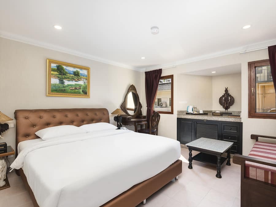 Frigobar, cofres nos quartos, escrivaninha