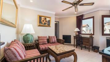 Suite | Sala de estar | Televisor, leitor de DVD