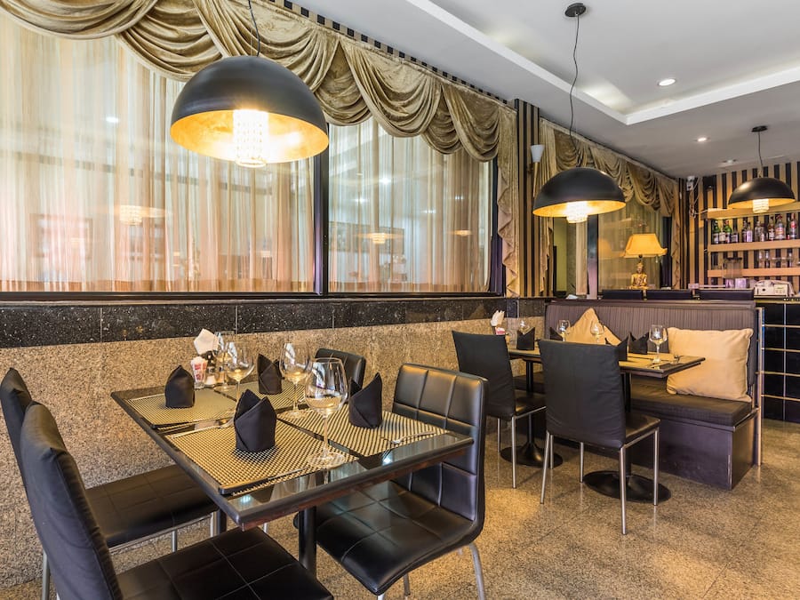 Pequenos-almoços servidos, com espaço para refeições ao ar livre