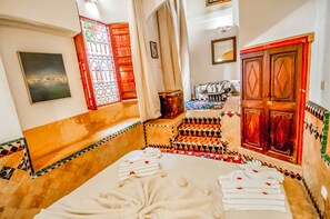 Suite Standard, 1 cama queen-size | Roupa de alta qualidade, cofre no quarto, com decoração personalizada 
