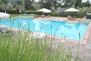 Piscina externa sazonal, guarda-sóis, espreguiçadeiras