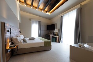 Suíte luxo, 1 quarto | Roupas de cama premium, frigobar, cofres nos quartos, escrivaninha
