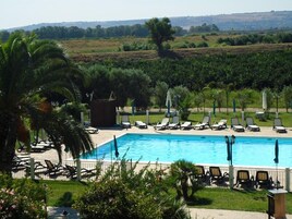 2 piscinas externas, guarda-sóis, espreguiçadeiras