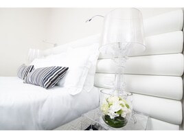 Roupas de cama premium, escrivaninha, cortinas blackout