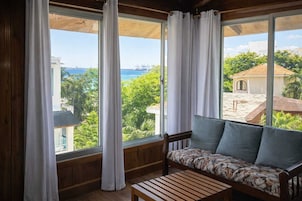 Suite-Estúdio | Sala de estar | TV de ecrã plano