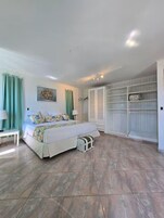 Suíte família, 2 quartos | Roupas de cama de algodão egípcio, roupas de cama premium, frigobar