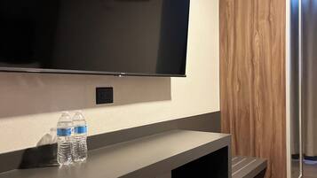 Quarto luxo, 2 camas Queen | Banheiro | Chuveiro, chuveiro com efeito de chuva, produtos de toalete de grife