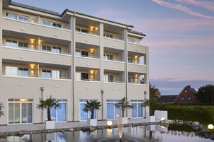 Fachada da propriedade à noite