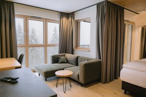 Suite Panorâmica, não fumadores, varanda | Sala de estar | Televisor de ecrã plano de 30 polegadas com canais via satélite 