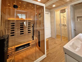 Apartamento Deluxe em Condomínio Fechado, vista para o jardim | Casa de banho | Um polibã, um chuveiro fixo, artigos de higiene pessoal grátis 