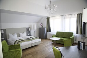 Roupas de cama antialérgicas, frigobar, escrivaninha