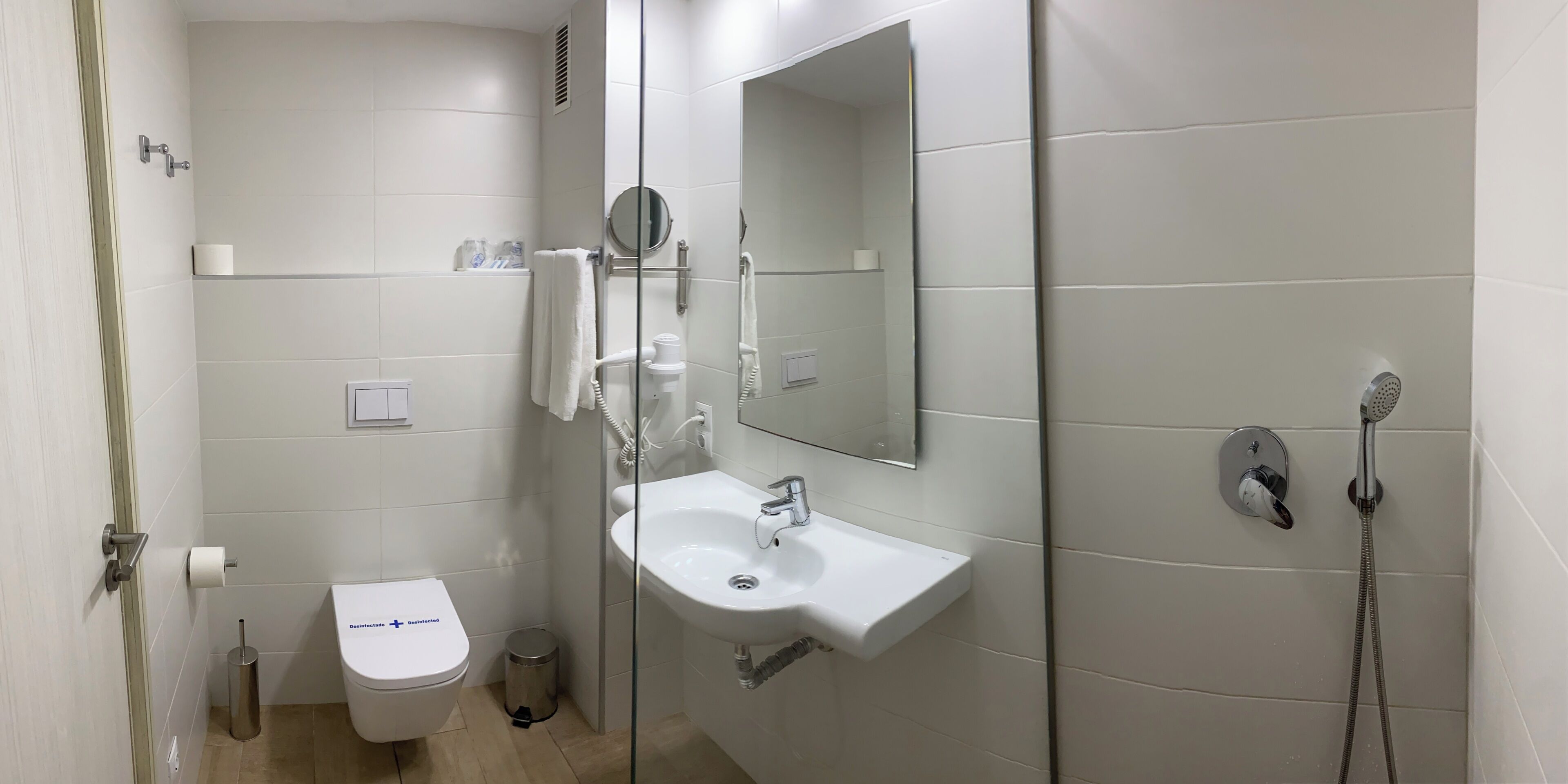 Apartamento, 1 quarto | Banheiro | Chuveiro, produtos de toalete grátis, secador de cabelo 