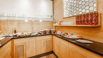 Pequeno-almoço tipo buffet diário (14 EUR por pessoa)
