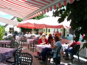 Pequenos-almoços, almoços, jantares servidos, cozinha regional