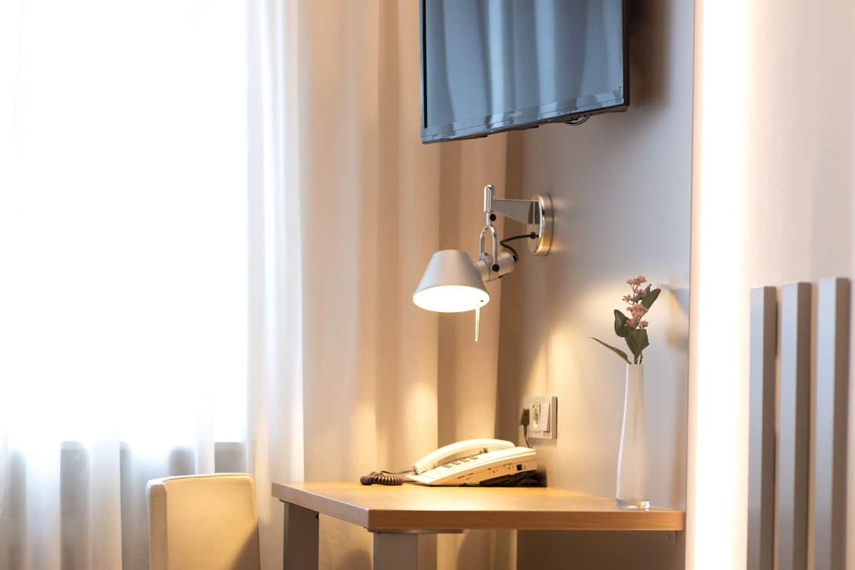Quarto Standard, 1 cama individual | Roupa de alta qualidade, edredões de penas, cofre no quarto, secretária