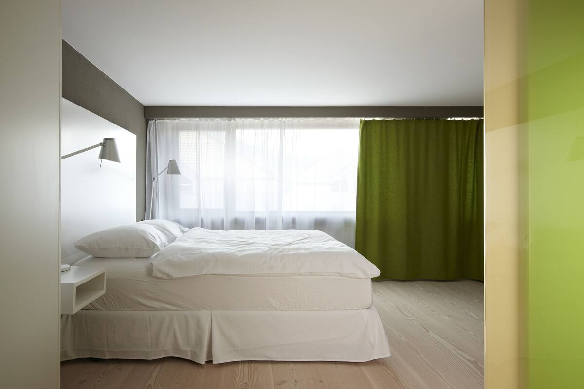 Quarto Duplo Standard | Roupa hipoalergénica, camas de colchão pillowtop, cofre no quarto 
