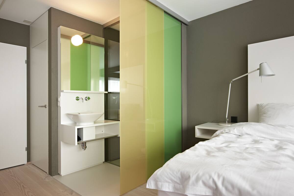 Quarto Individual | Roupa hipoalergénica, camas de colchão pillowtop, cofre no quarto 