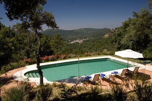 Piscina exterior sazonal, espreguiçadeiras 