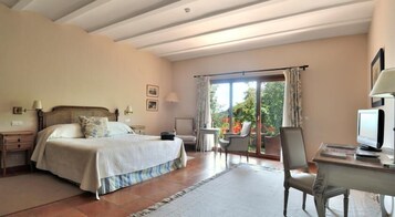 Quarto Superior | Roupa de alta qualidade, secretária, quartos insonorizados 