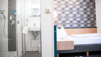 Quarto solteiro | Escrivaninha, cortinas blackout, quartos à prova de som