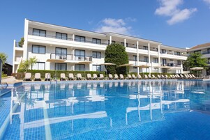 Piscina exterior, da(s) 10:00 à(s) 18:00, guarda-sóis, espreguiçadeiras