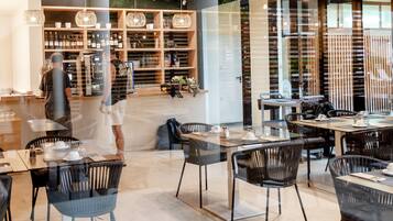 Pequenos-almoços, almoços, jantares servidos, cozinha internacional