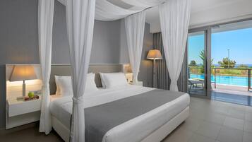 Frigobar (abastecido com itens grátis), cofres nos quartos