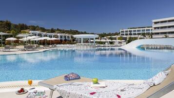 Piscina interna, piscina externa, funciona das 10h às 18h, guarda-sóis