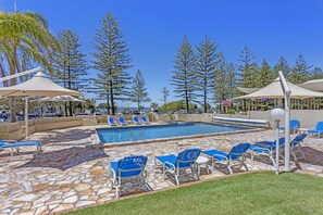 Piscina exterior, uma piscina aquecida 
