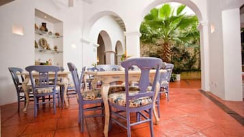 Pequenos-almoços, almoços, jantares servidos, cozinha caribenha