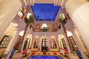 2 piscinas interiores, espreguiçadeiras 