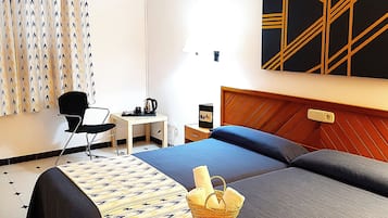 Quarto (with terrace) | Cofres nos quartos, escrivaninha, ferros/tábuas de passar roupa