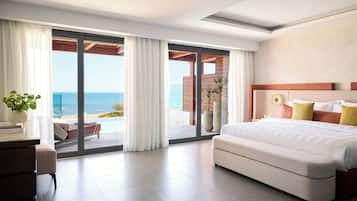 Mediterranean Suite with Private Pool & Sea View | Roupa de alta qualidade, edredões de penas, minibar