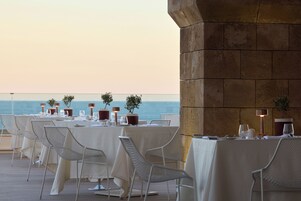 Pequenos-almoços, almoços, jantares servidos, com vista para a praia 