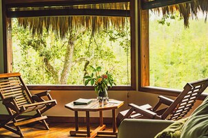 Cabana, 1 cama King (Waterfall View) | Lençóis italianos Frette, roupas de cama premium, edredons de pluma