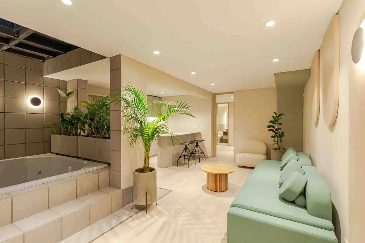 Suite | Sala de estar | Televisor de 58 polegadas com canais por cabo