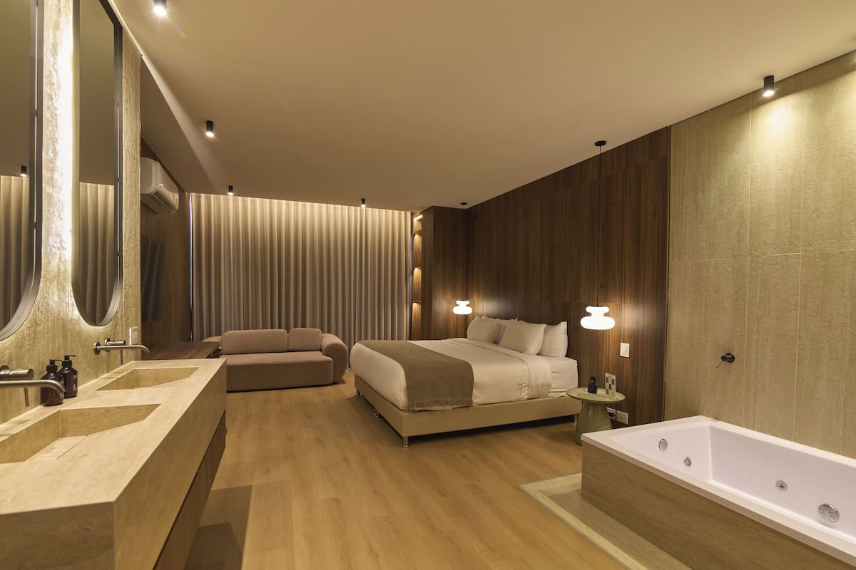 Quarto Duplo Júnior, banheira de hidromassagem | Roupa de alta qualidade, edredões de penas